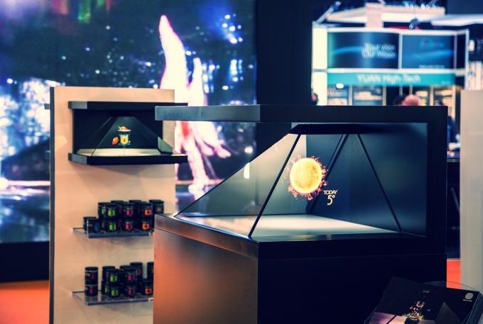 Advertising Box 1920x1080 HDMI 3D Holographic Pyramid